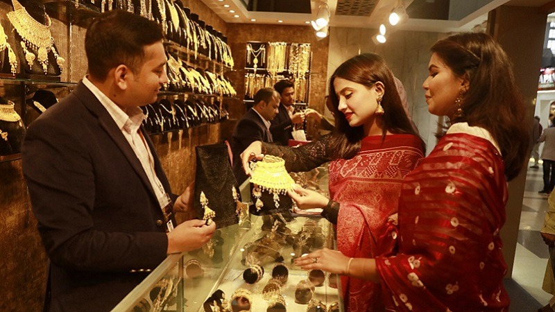 Gold price drops by Tk 3,674 in a single day